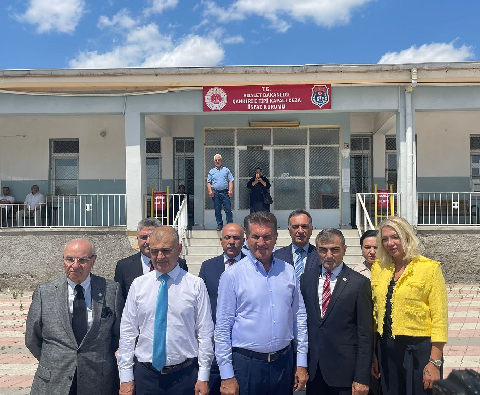 Mustafa Sarıgül, Çankırı Cezaevi önünden 'af çağrısı' yaptı Mustafa Sarıgül, Çankırı Cezaevi önünden 'af çağrısı' yaptı
